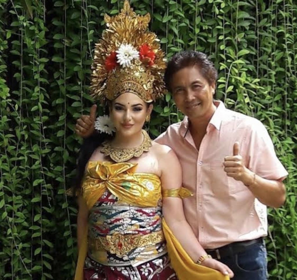 Putri Kerajaan Arab Saudi Tampil Anggun dengan Busana Adat Bali saat ...